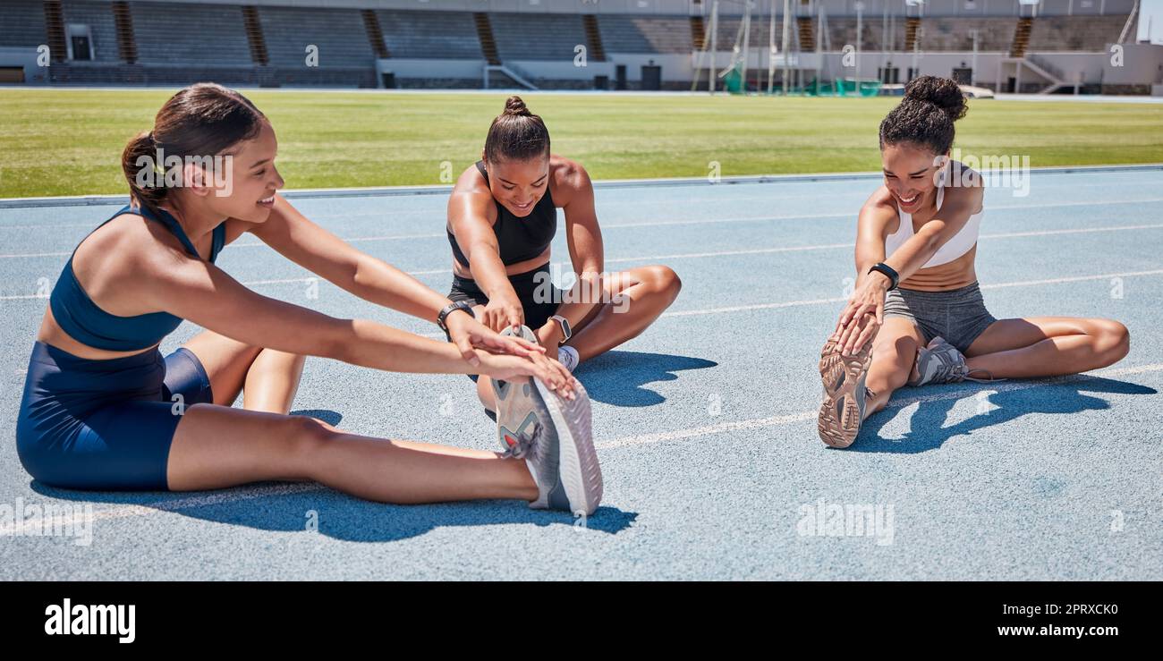 Fitness, amis ou femmes coureur étirant les jambes pour l'entraînement ...