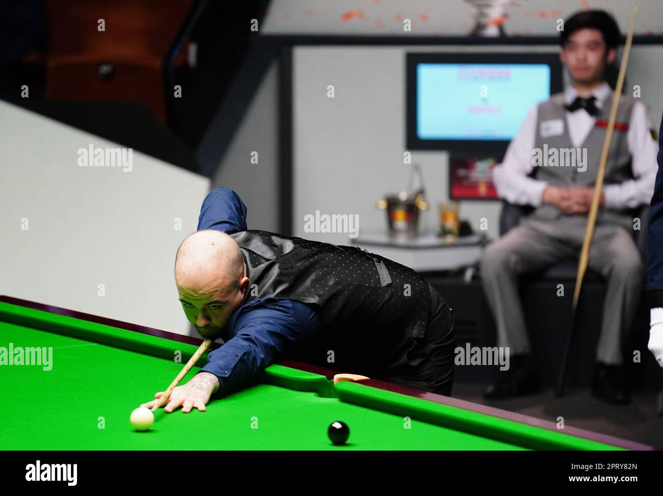 Luca Brecel en action contre si Jiahui (à droite) le treize jour du ...