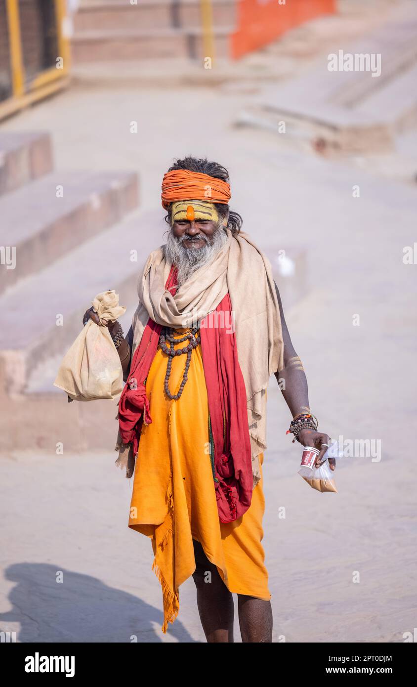 Portrait de l'Indien non identifié sadhu baba marchant sur le ghat près de la rivière ganges ...