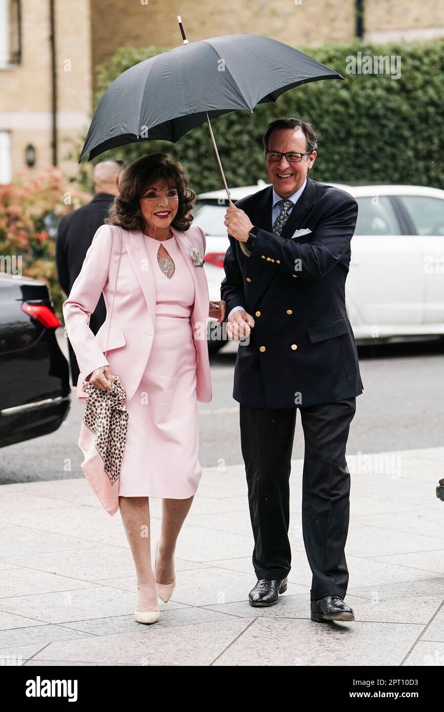 Dame Joan Collins avec son mari Percy Gibson alors qu'elle rouvre ...