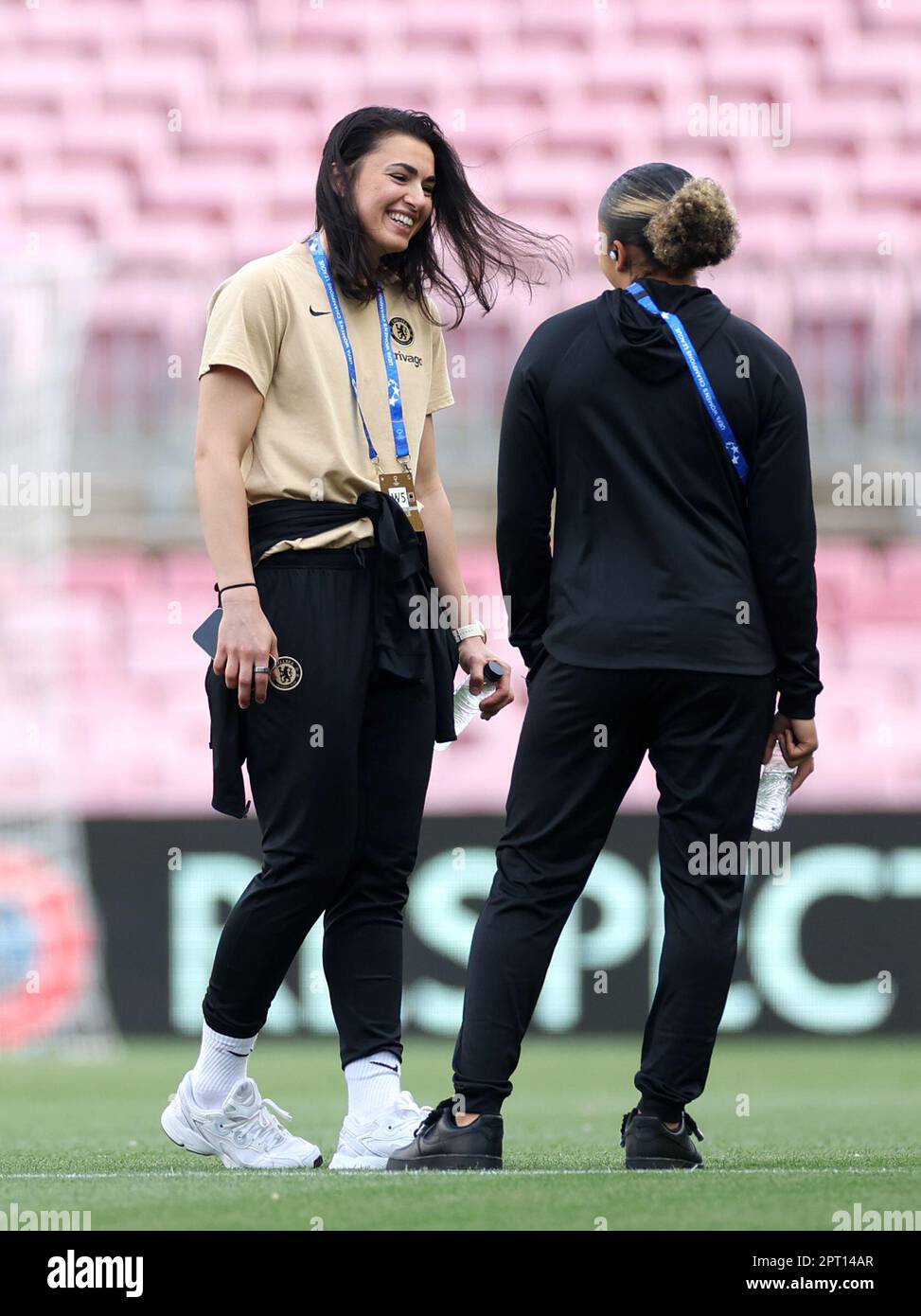 Zecira Musovic, gardien de but de Chelsea (à gauche) sur le terrain ...