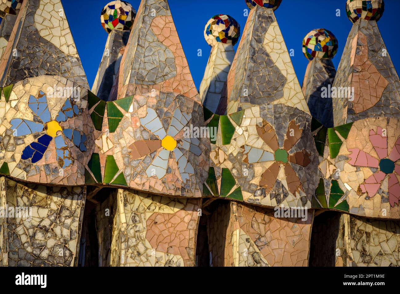 Cheminées de Casa Batlló conçu par Antoni Gaudí et décoré avec la ...