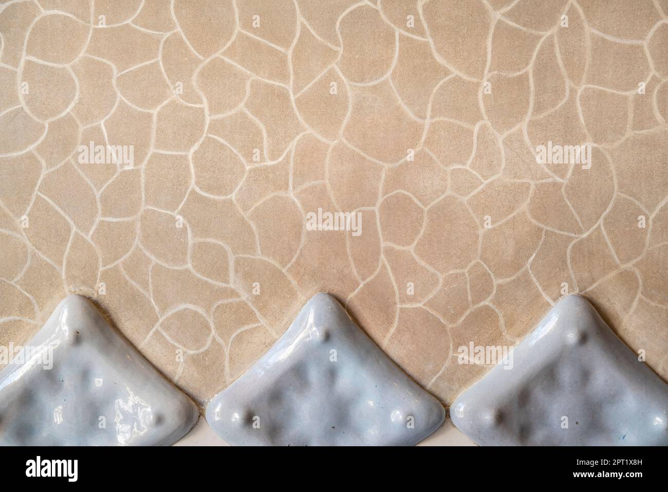 Mosaïque avec carreaux de céramique et mur peint avec trencadís au rez ...