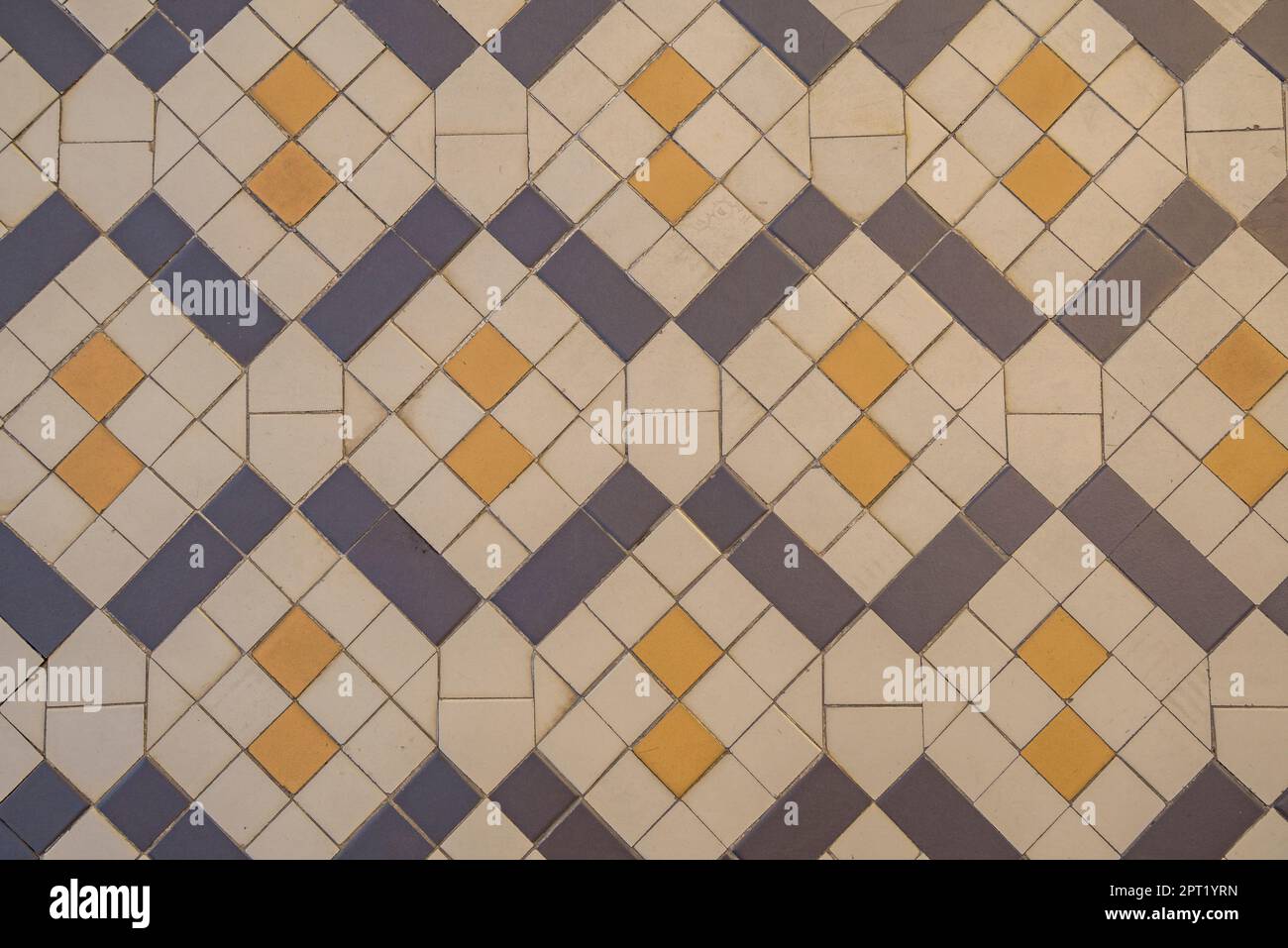 Sol en mosaïque dans l'arrière-cour de la Casa Batlló (Barcelone ...