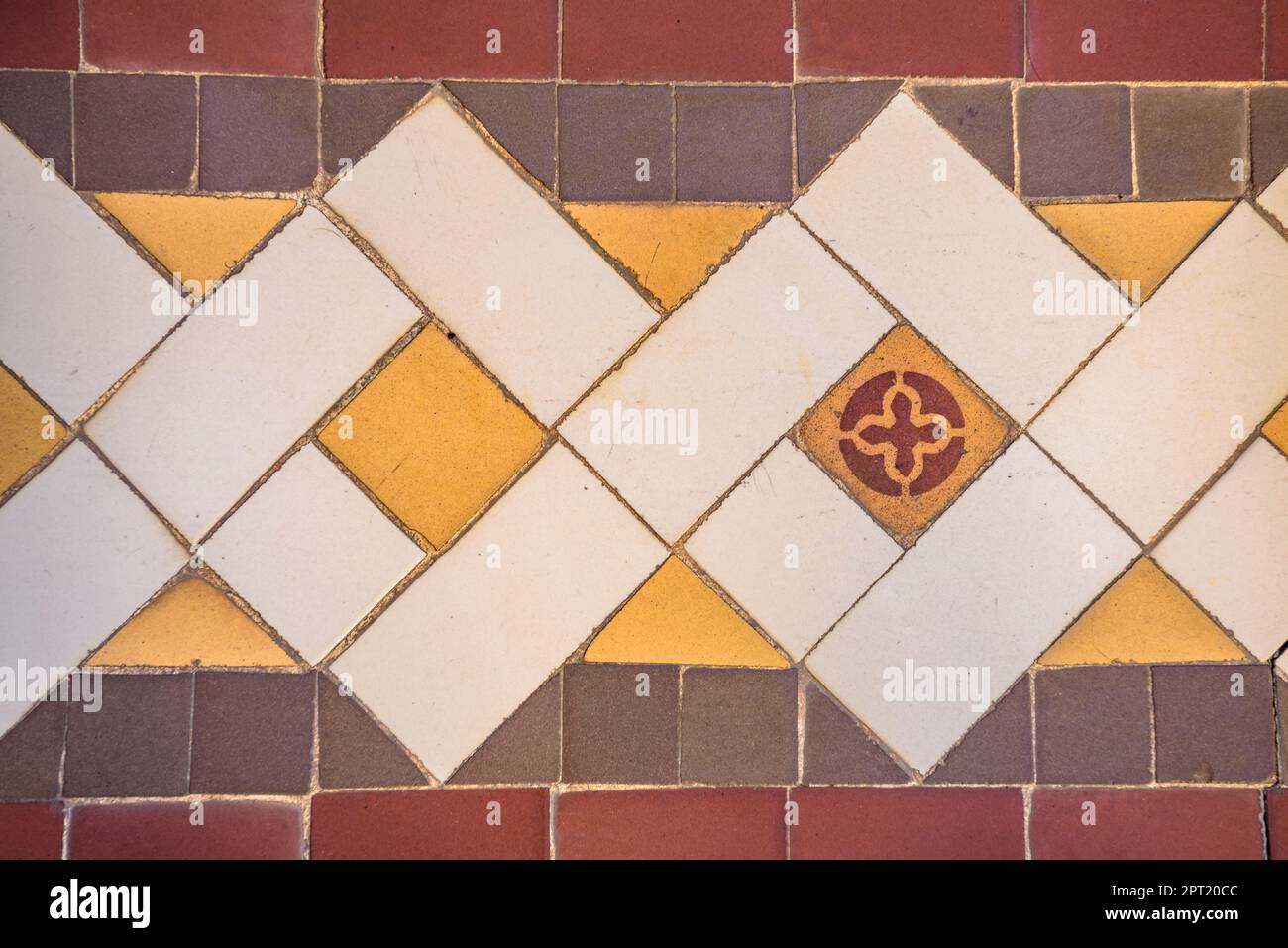 Sol en mosaïque dans l'arrière-cour de la Casa Batlló (Barcelone ...