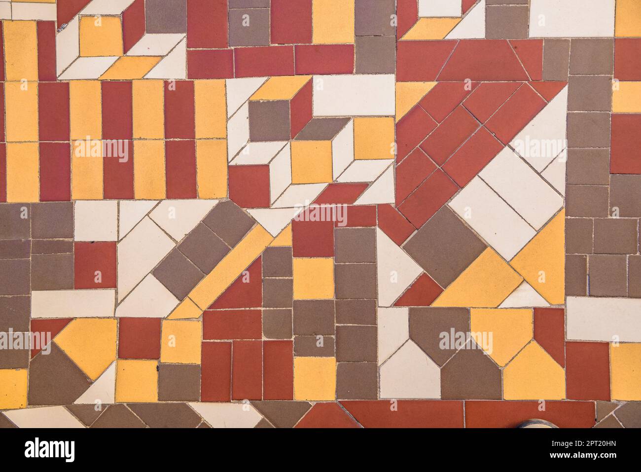 Sol en mosaïque dans l'arrière-cour de la Casa Batlló avec un détail du ...