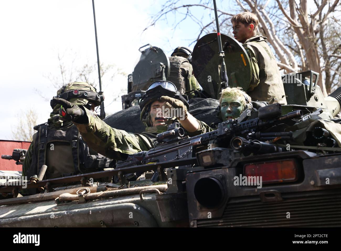 Soldats suédois sur le véhicule de combat 90 (CV90), en suédois ...