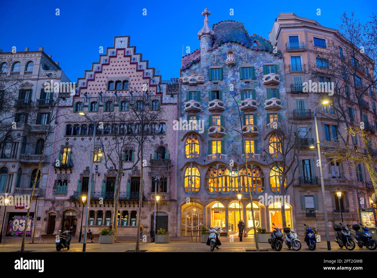 Façades de Casa Batlló et Casa Amatller à l'heure bleue et la nuit dans ...