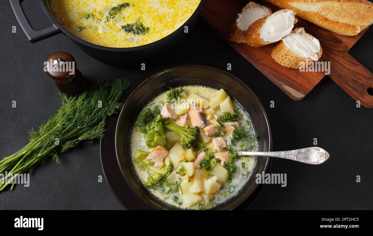 Soupe crémeuse de poisson avec saumon, pommes de terre, oignons ...