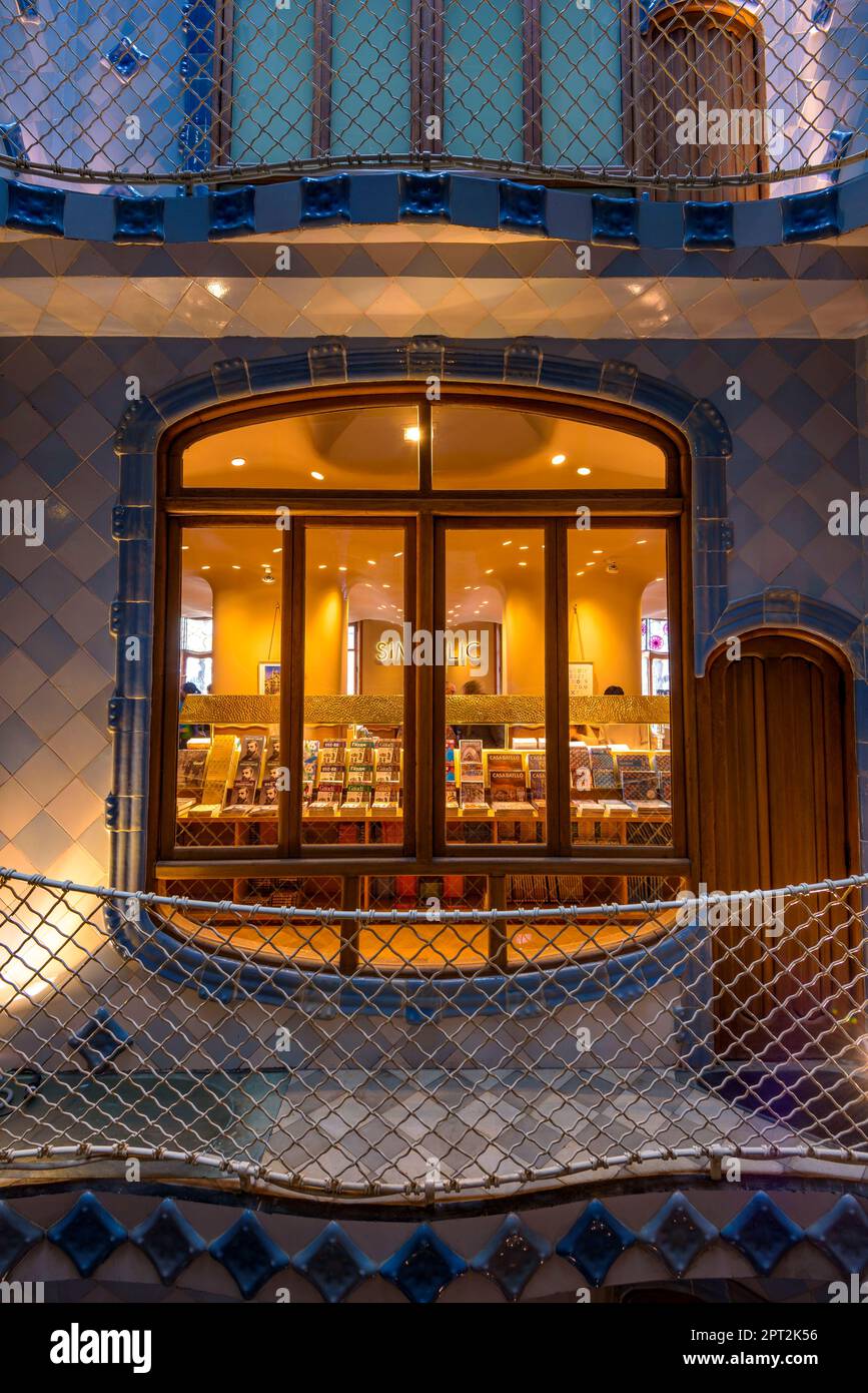 Cour intérieure de la Casa Batlló décorée d'une mosaïque de dégradé du ...