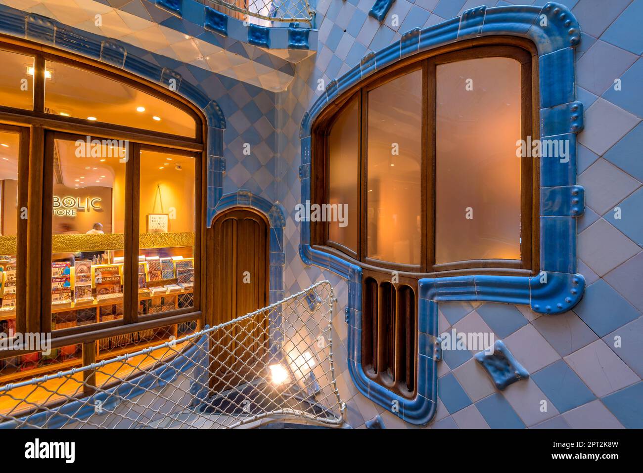 Cour intérieure de la Casa Batlló décorée d'une mosaïque de dégradé du ...
