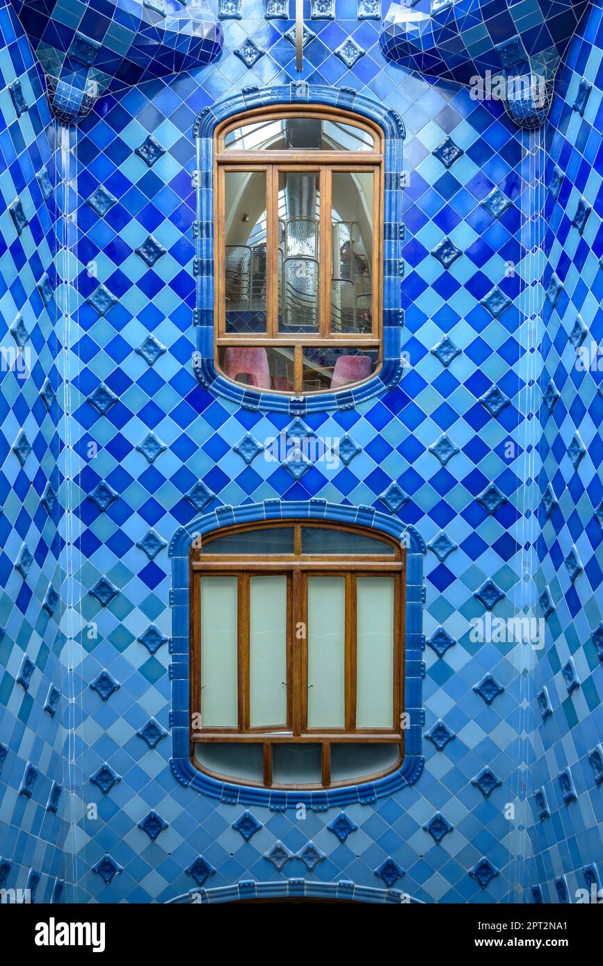 Cour intérieure de la Casa Batlló décorée d'une mosaïque de dégradé du ...