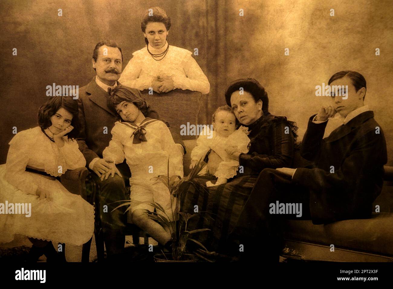 Photo ancienne avec la famille Batlló qui possède la Casa Batlló conçue ...