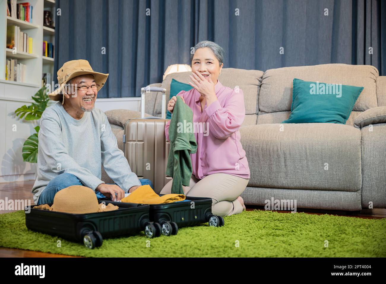Asiatique couple ancien senior épouse retraité préparer bagages valise ...