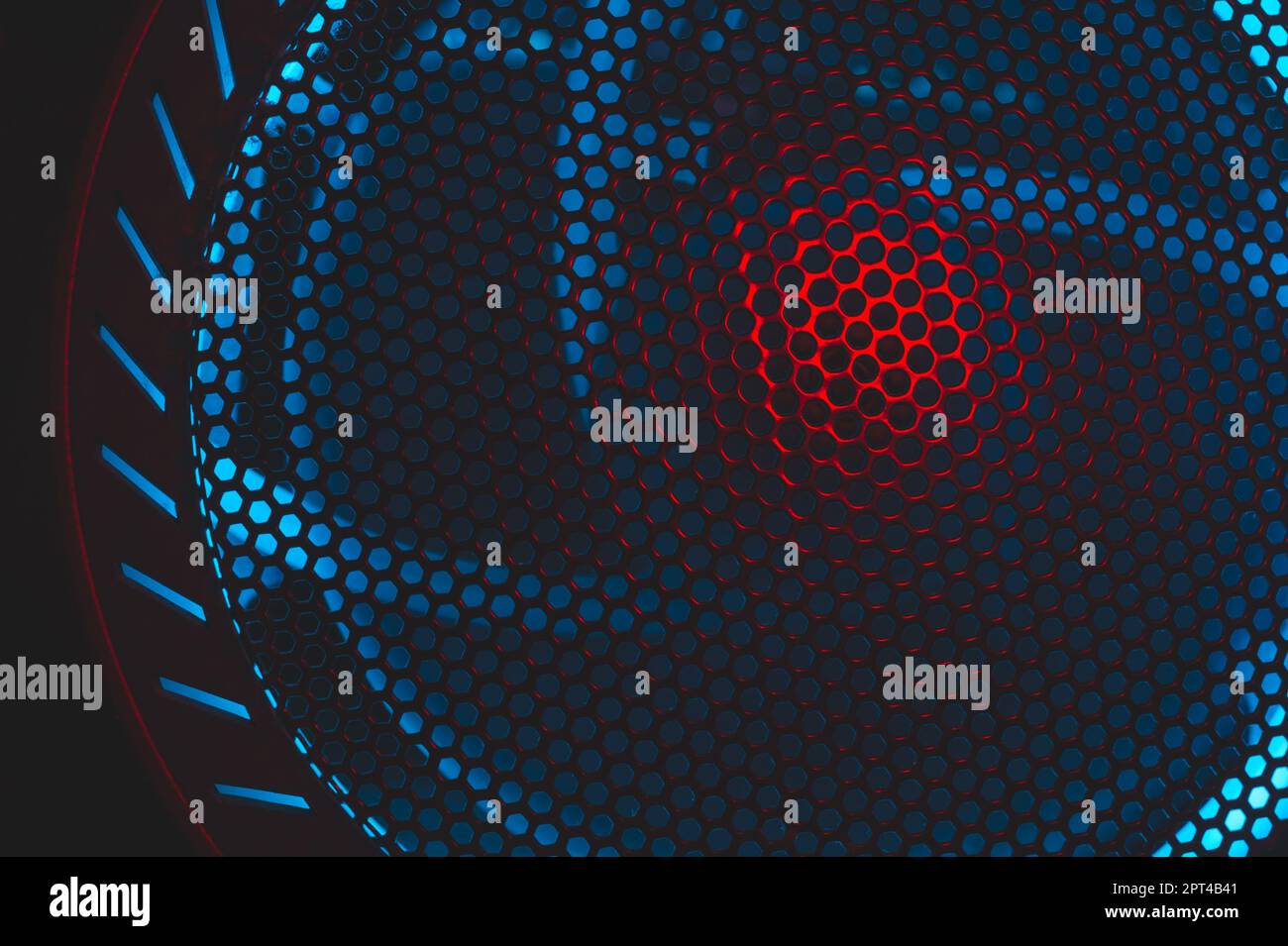 La lumière colorée du ventilateur de l'ordinateur brille à travers les ...