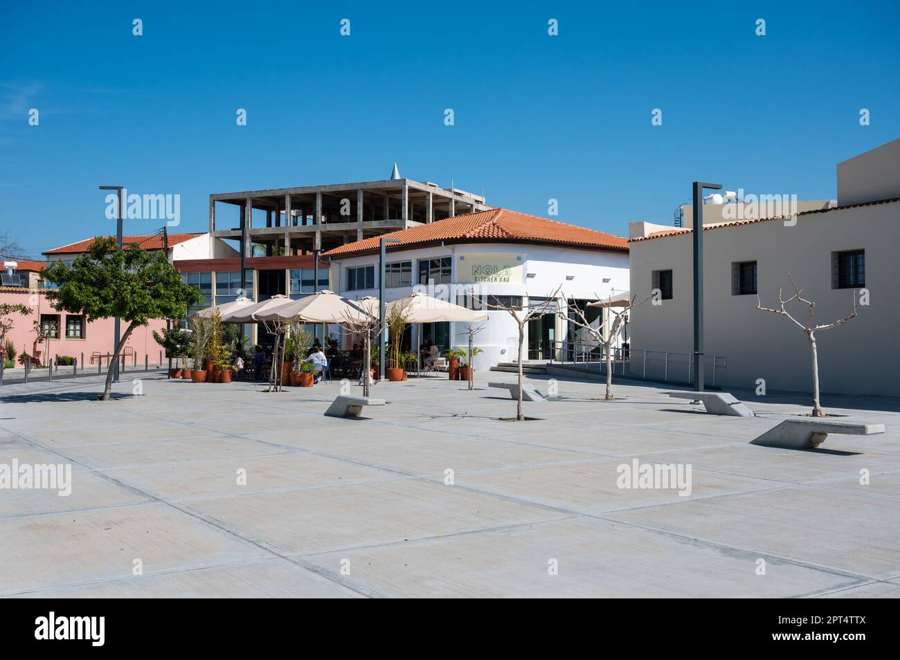 Paphos, Chypre - 27 mars 2023 - le marché de la commune et l'hôtel de ...