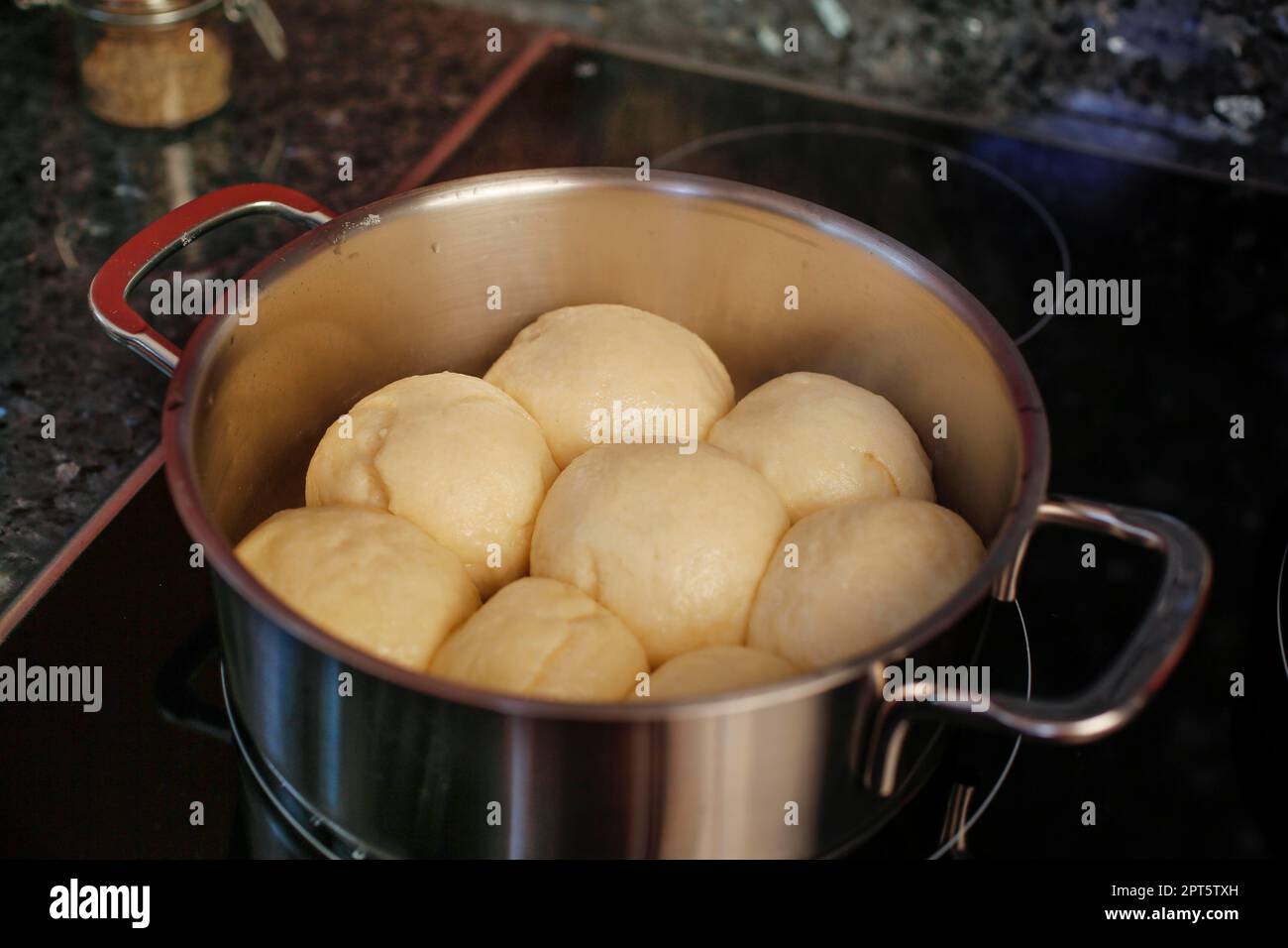 Cuisine souabe, préparation de nouilles levées à la vapeur, pâte de ...