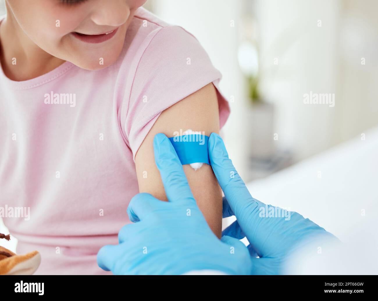 Sommes-nous terminé. un médecin méconnaissable appliquant un plâtre sur ...