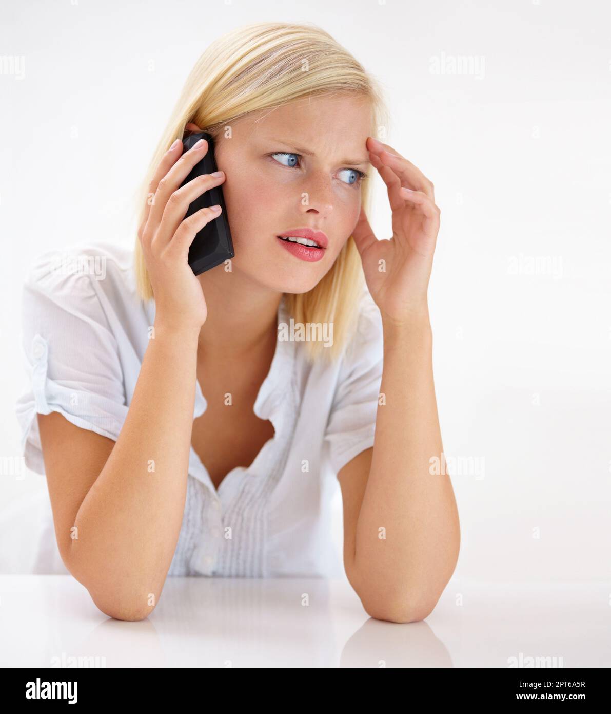 Cela ne peut pas être vrai. une femme attirante qui a l'air inquiète ...