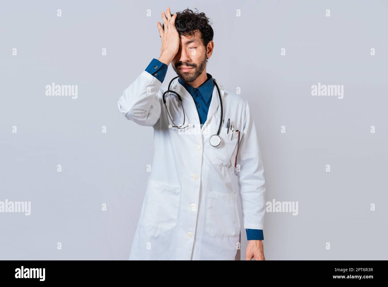 Médecin fatigué avec la main sur le front, médecin épuisé avec la main ...