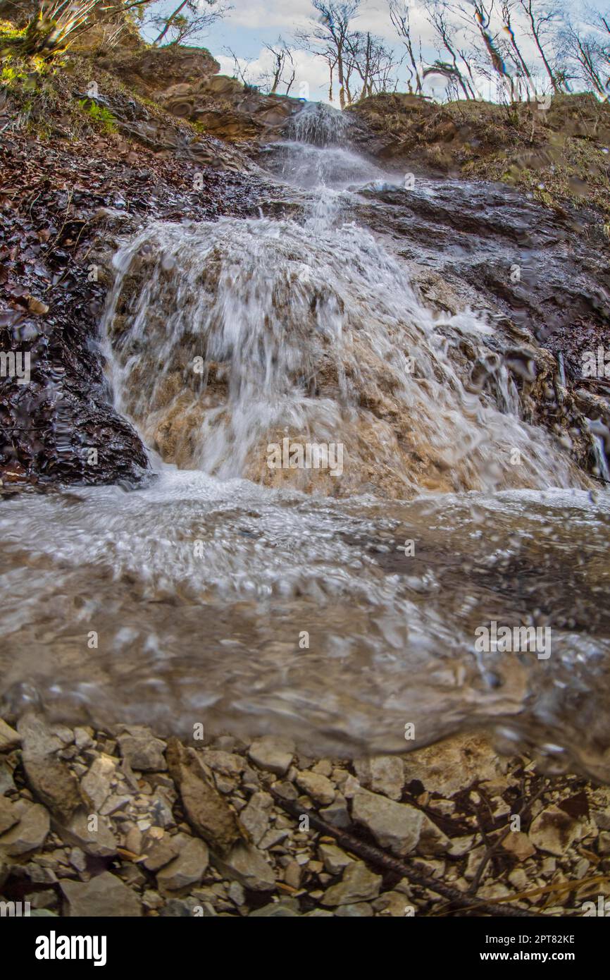 Photo sous-marine d'un ruisseau de montagne avec chute d'eau dans le parc national de Kalkalpen ...