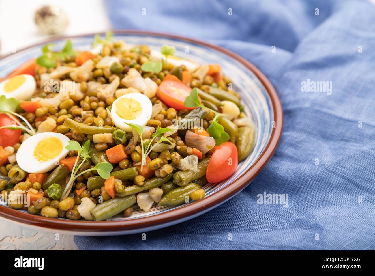 Bouillie de haricots mung avec œufs de caille, tomates et pousses ...
