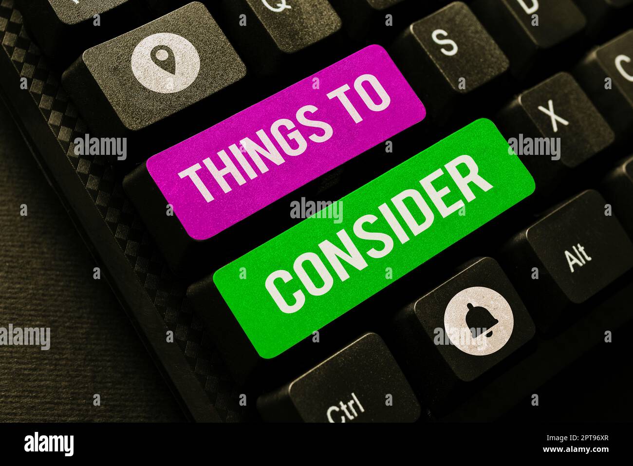 Écriture de texte choses à considérer, la photo conceptuelle pensez à ...