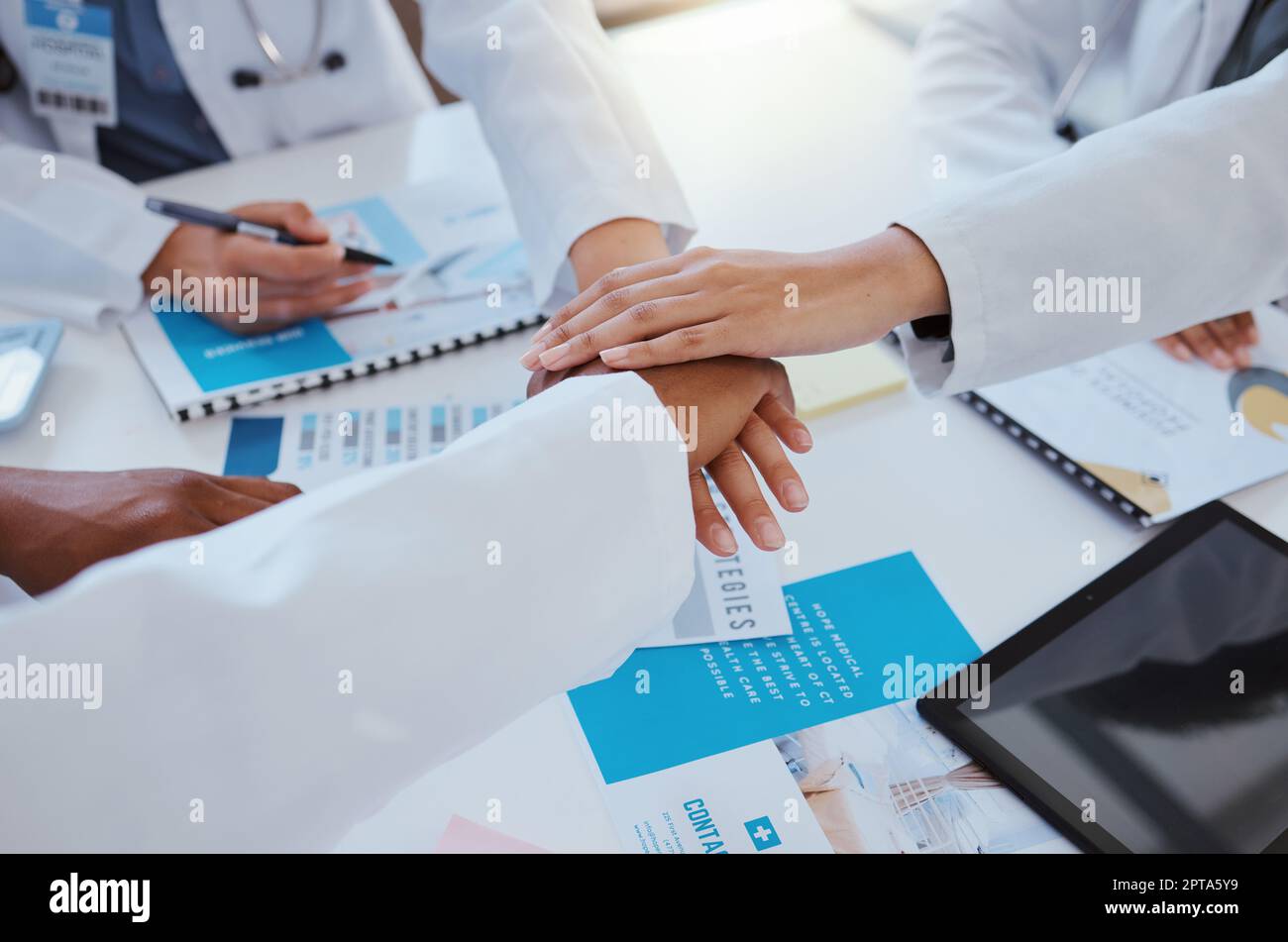 Collaboration, équipe et mains de médecin en réunion travaillant sur la ...