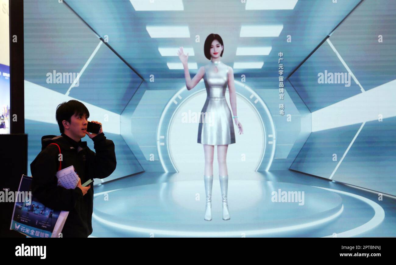 SHANGHAI, CHINE - 27 AVRIL 2023 - Un visiteur passe par un être humain virtuel à l'exposition ...