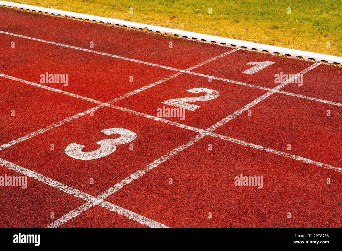 Points de départ avec numéros sur piste de course ou piste d'athlète ...