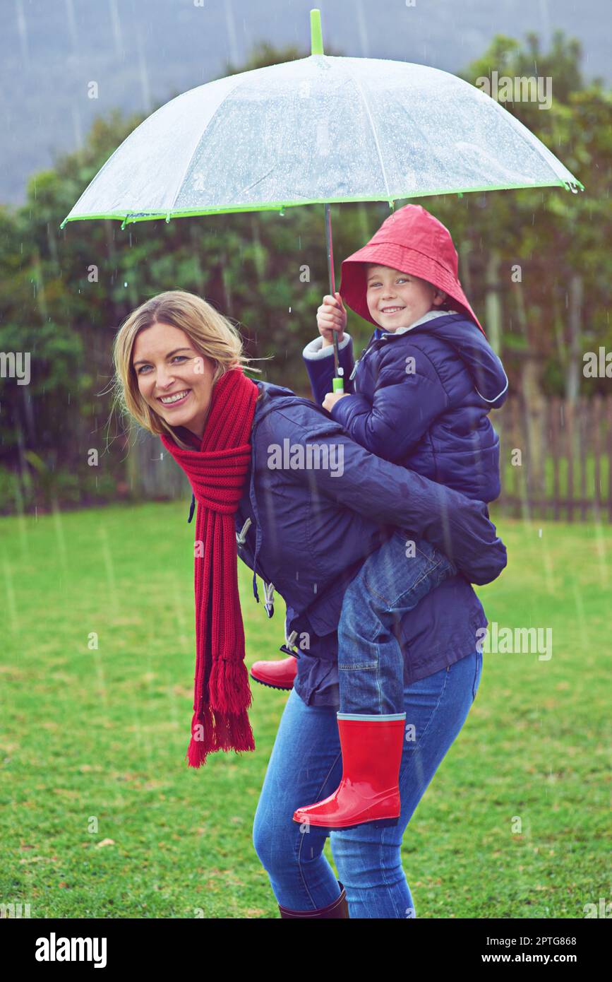 Femme Portant Son Fils Sur Le Dos Et Souriant Banque De Photographies