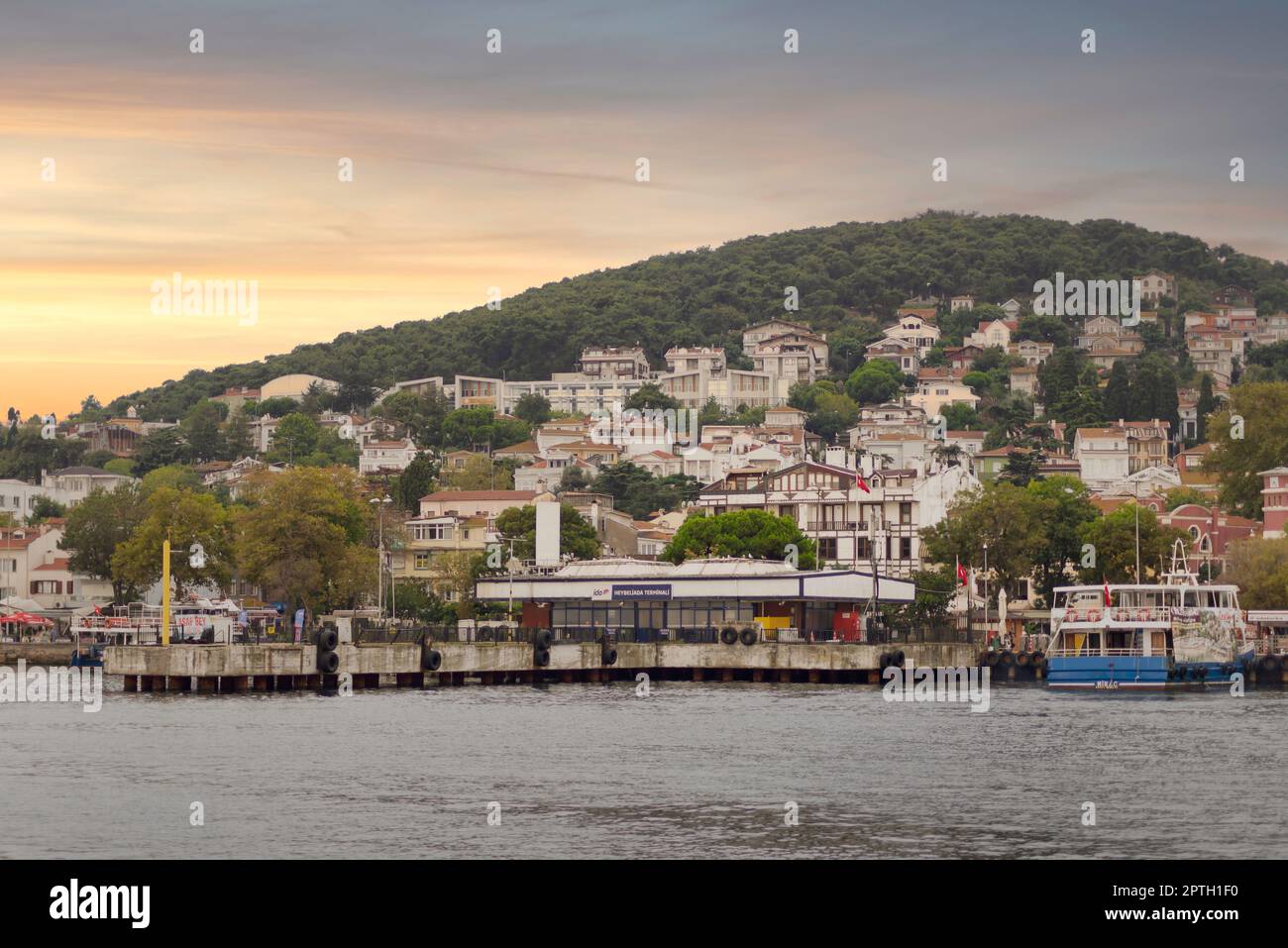 Mer de Marmara, terminal de ferry de l'île Heybeliada avec maisons d ...