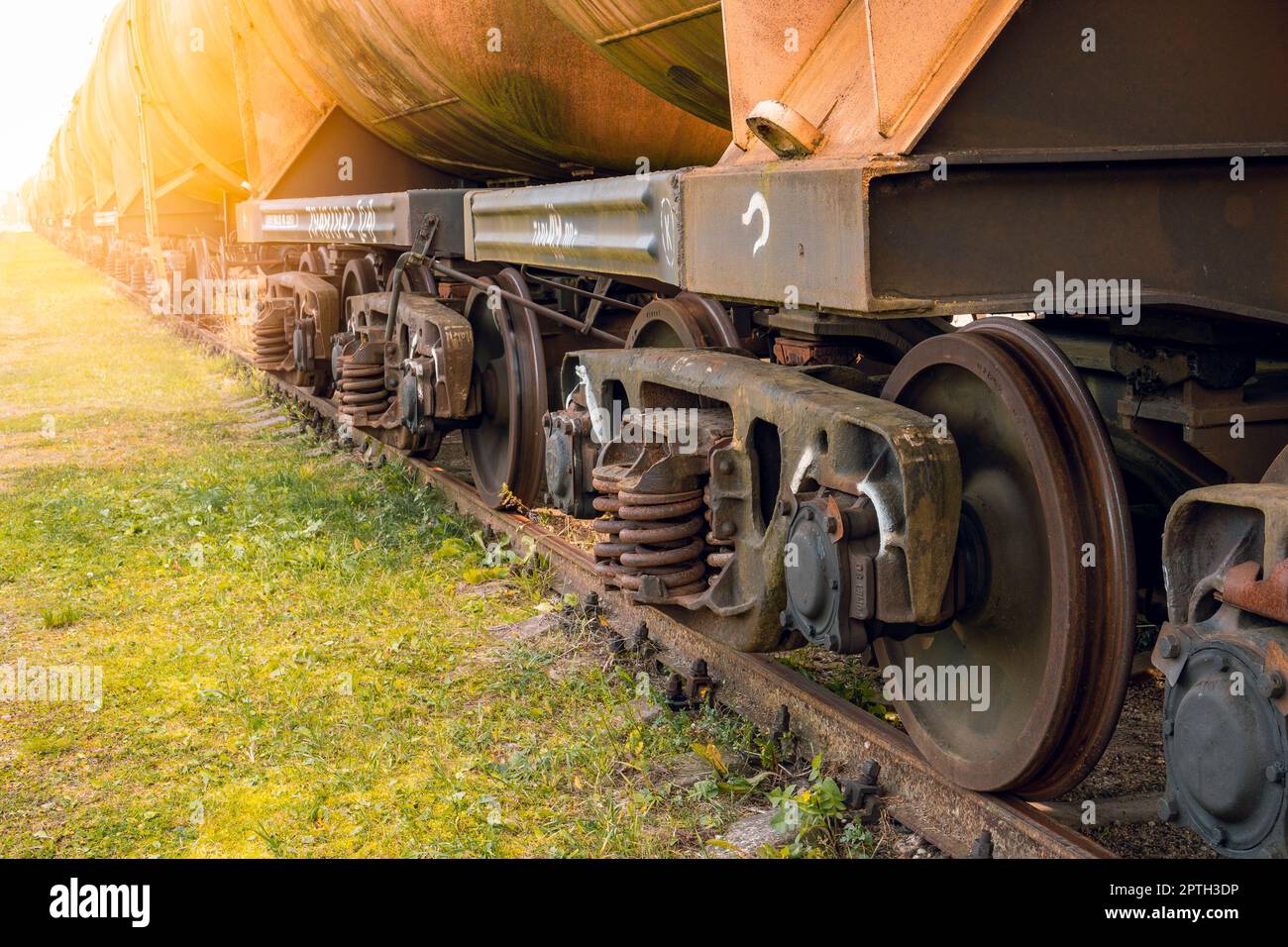 Train ferroviaire de wagons-citernes transportant du pétrole brut sur ...