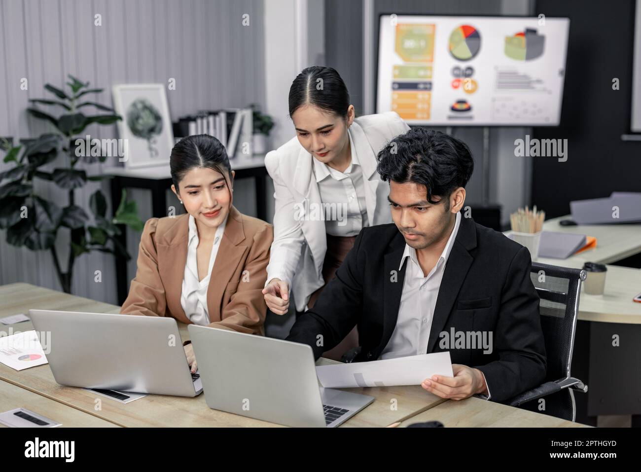 Le superviseur financier conseille, encadre et forme les employés stagiaires en analyse d ...