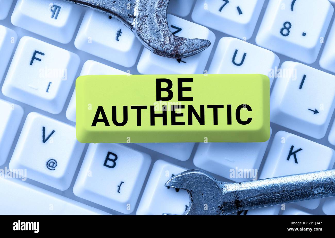 Signe d'écriture de main être authentique, concept d'Internet étant la ...