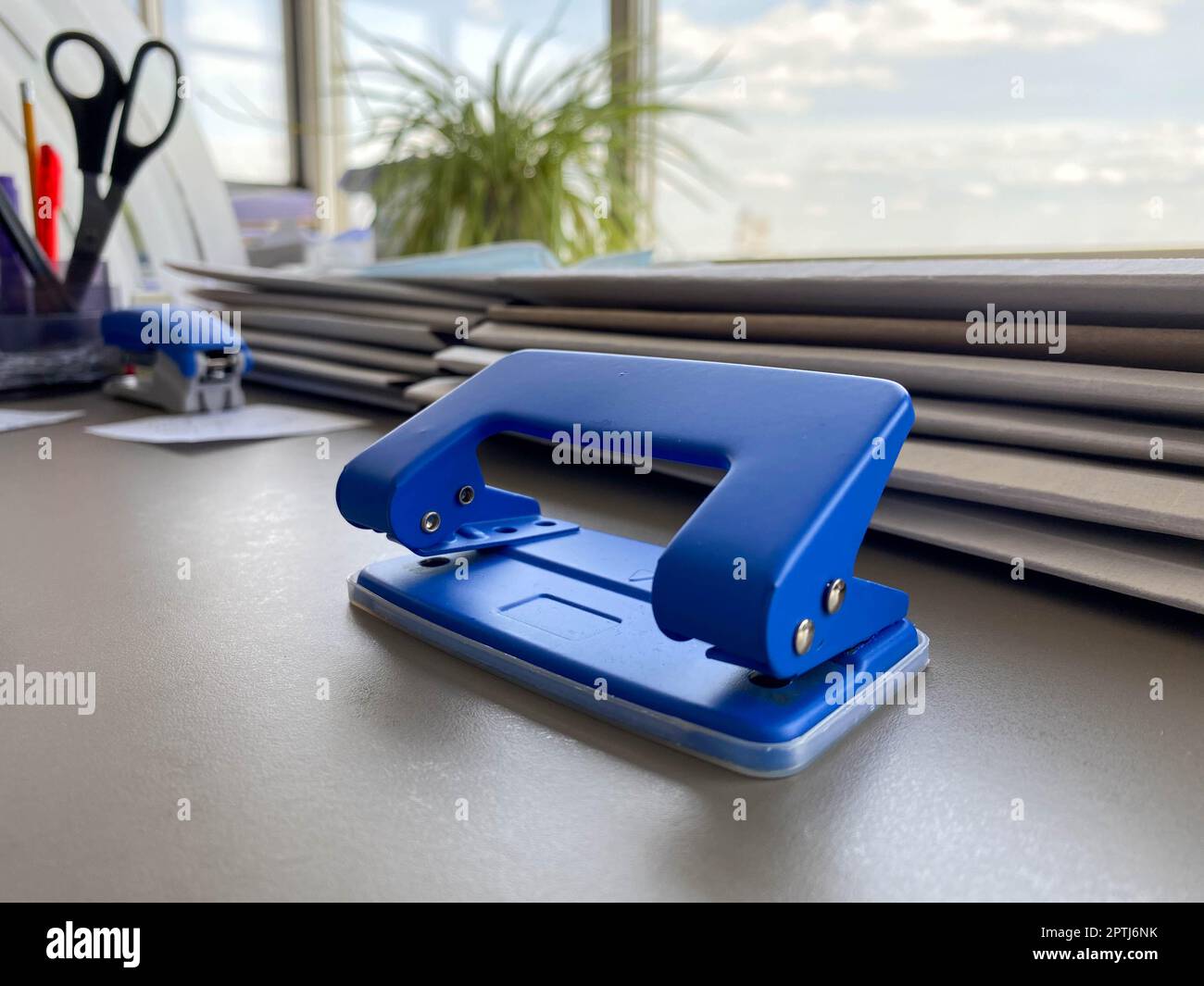 Punch de bureau en métal bleu pour perforer les trous dans les feuilles ...