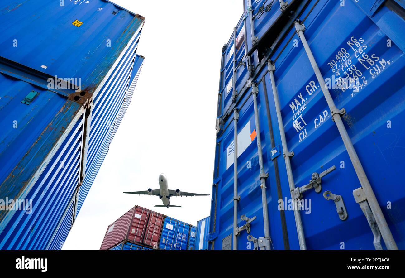 Avion volant au-dessus de la logistique de conteneur. Commerce de fret ...