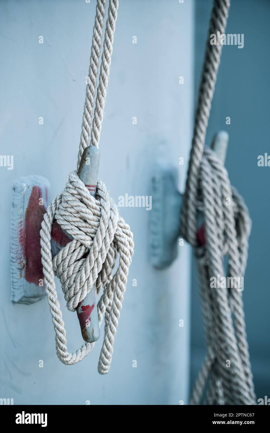 Corde attachée sur un bateau Banque de photographies et d’images à ...