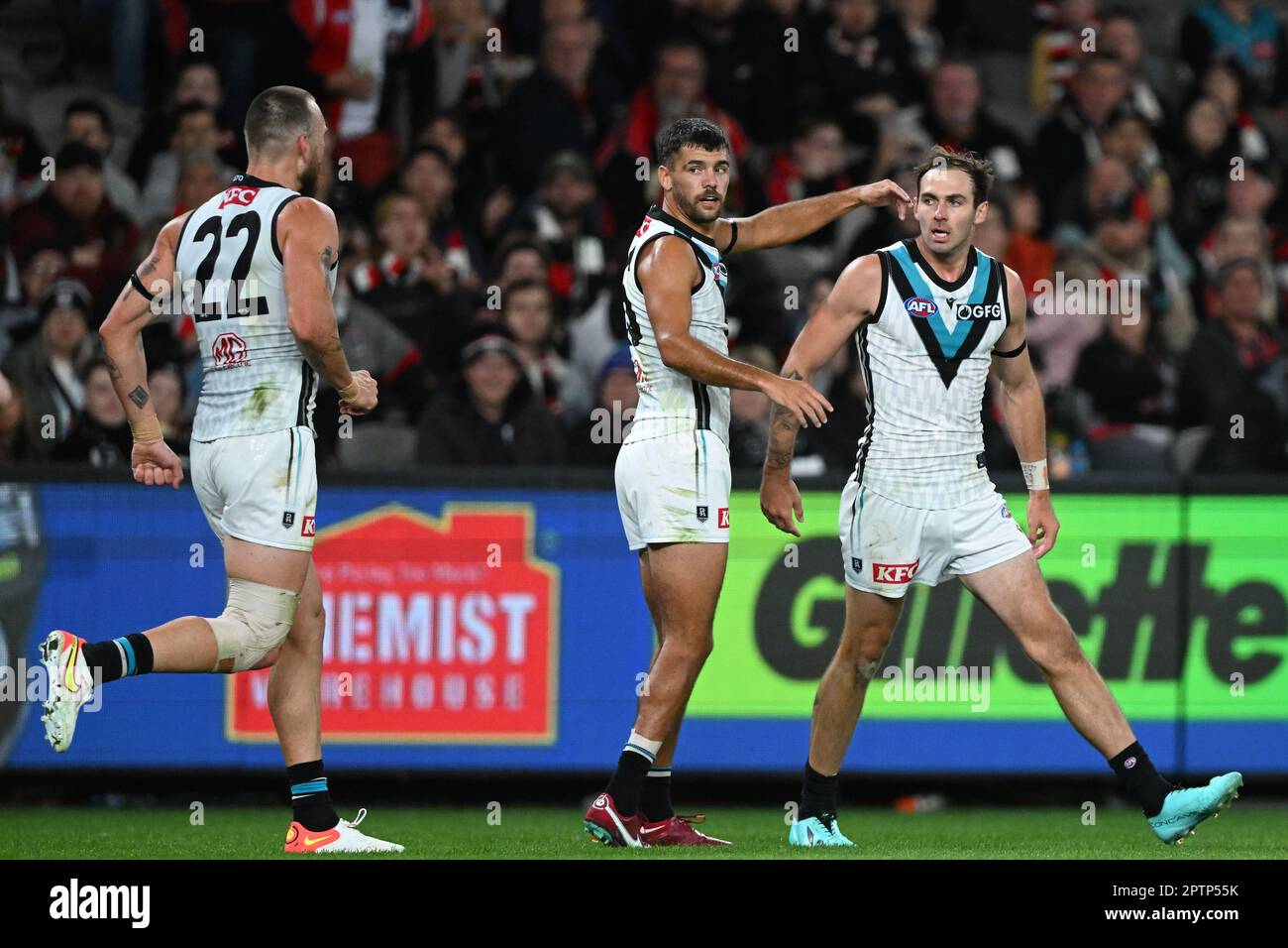 Jeremy Finlayson, de Port Adelaide (à droite), fête avec des ...