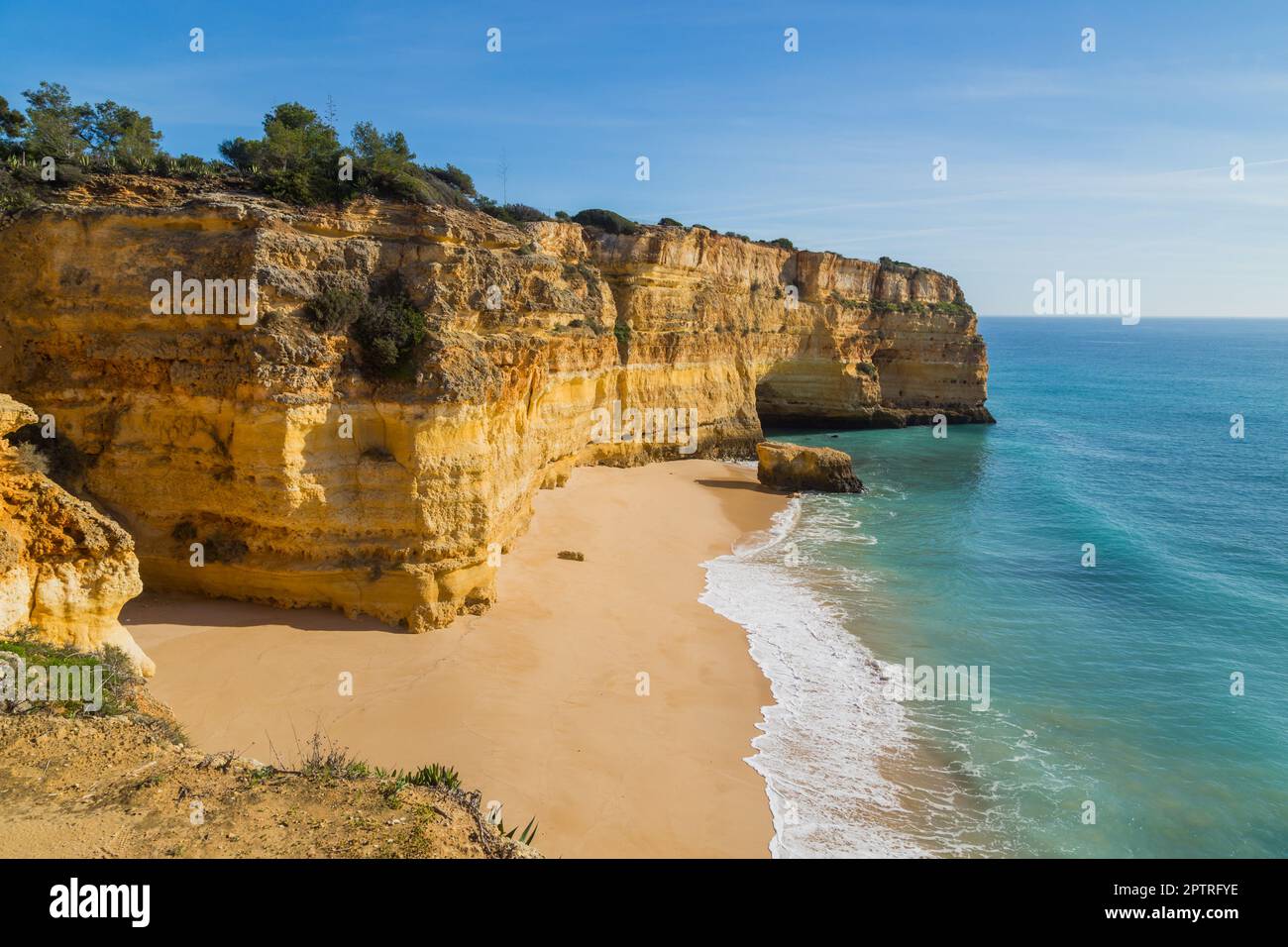 La célèbre plage de Praia da Marinha. Cette plage fait partie d'un ...
