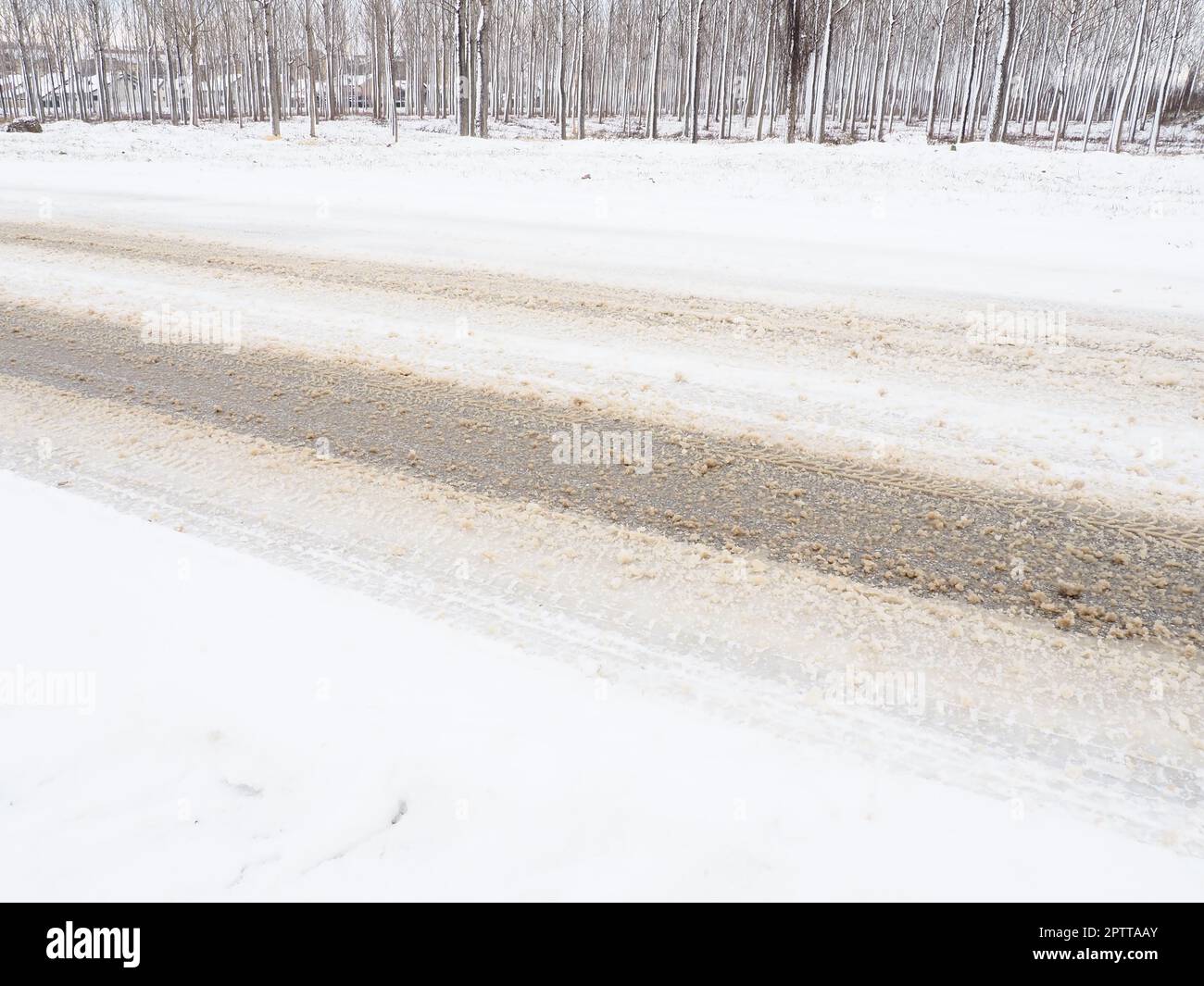 Déneigeuses sur le côté de la route. Mauvais temps et circulation ...