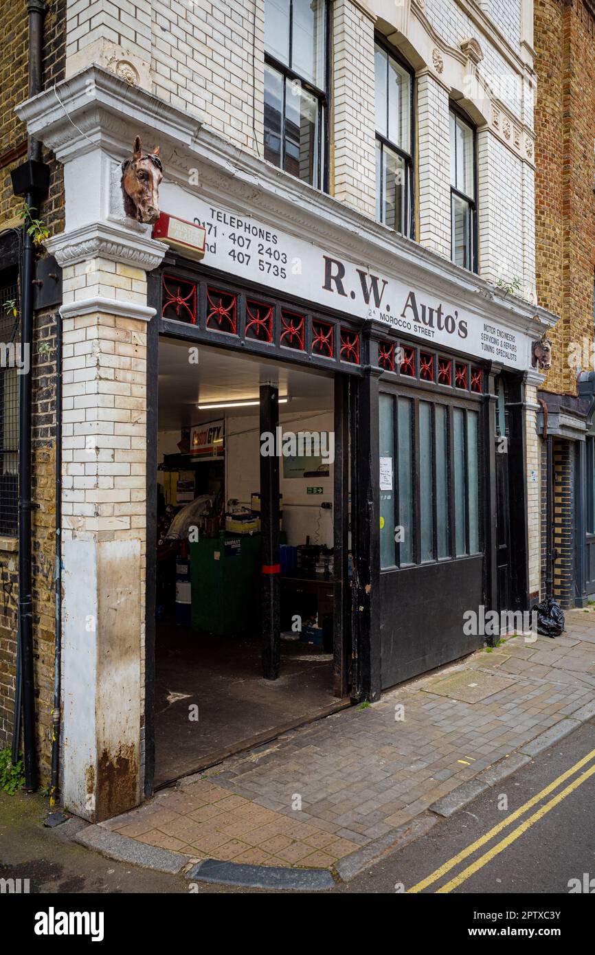 Repair garage Banque de photographies et d’images à haute résolution ...