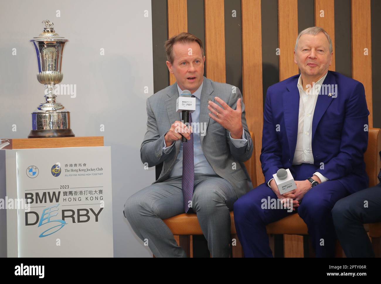 Le Directeur exécutif, Racing Authority M. Andrew Harding (à gauche) et ...