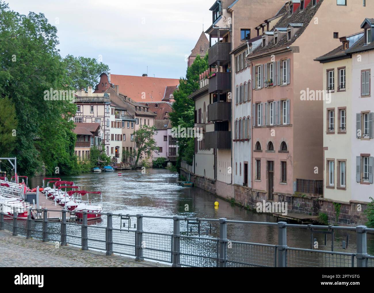 Impression idyllique au bord de l'eau de Strasbourg, ville de la région ...