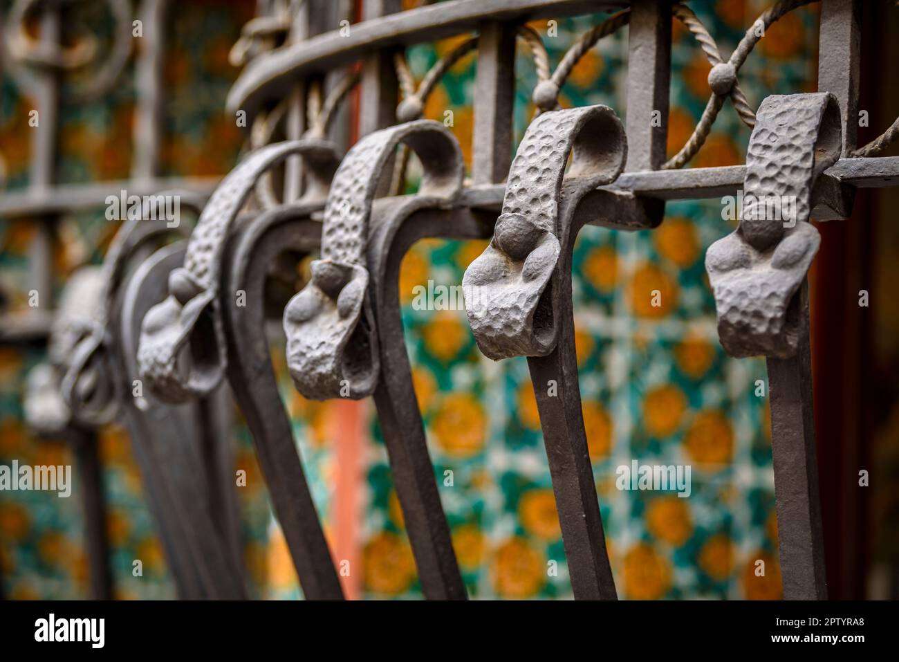 Détails en fer forgé sur la clôture d'une fenêtre sur la façade de la ...