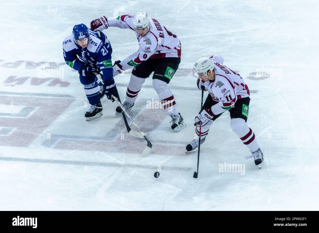 Boy playing ice hockey Banque de photographies et d’images à haute ...