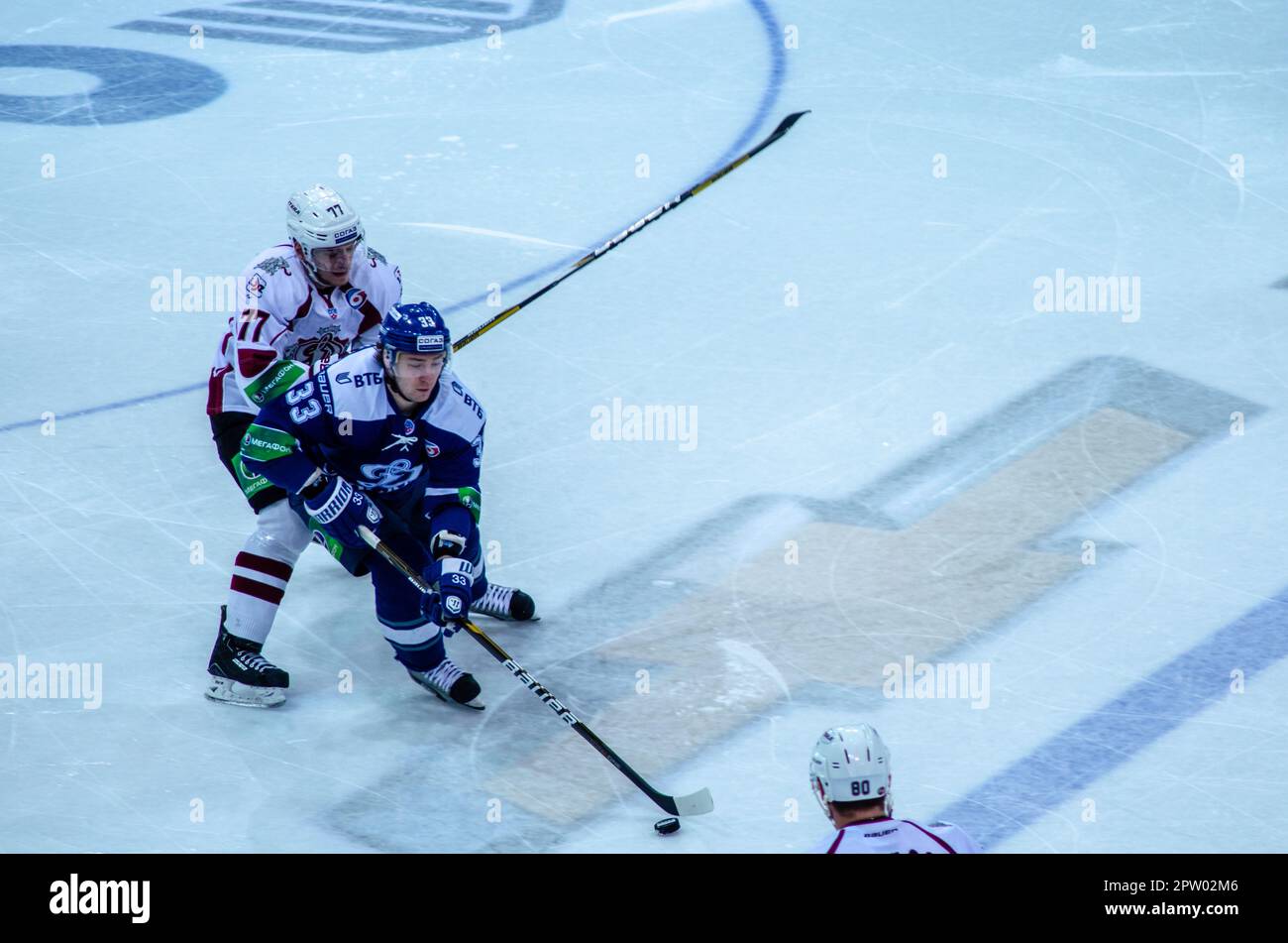Boy playing ice hockey Banque de photographies et d’images à haute ...