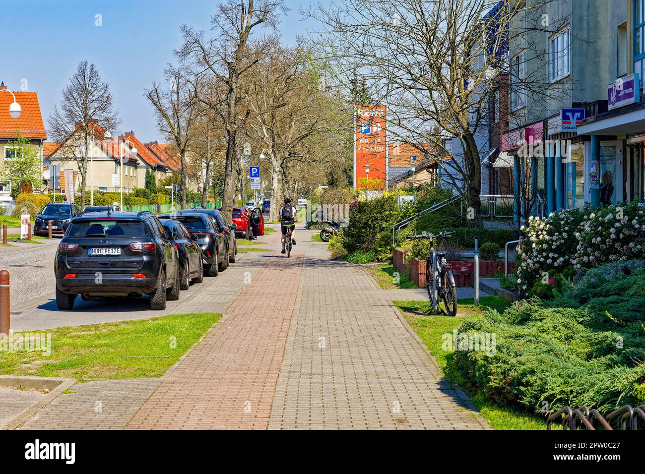 Mahlow, Allemagne - 21 avril 2023: Vue sur la rue avec une piste ...