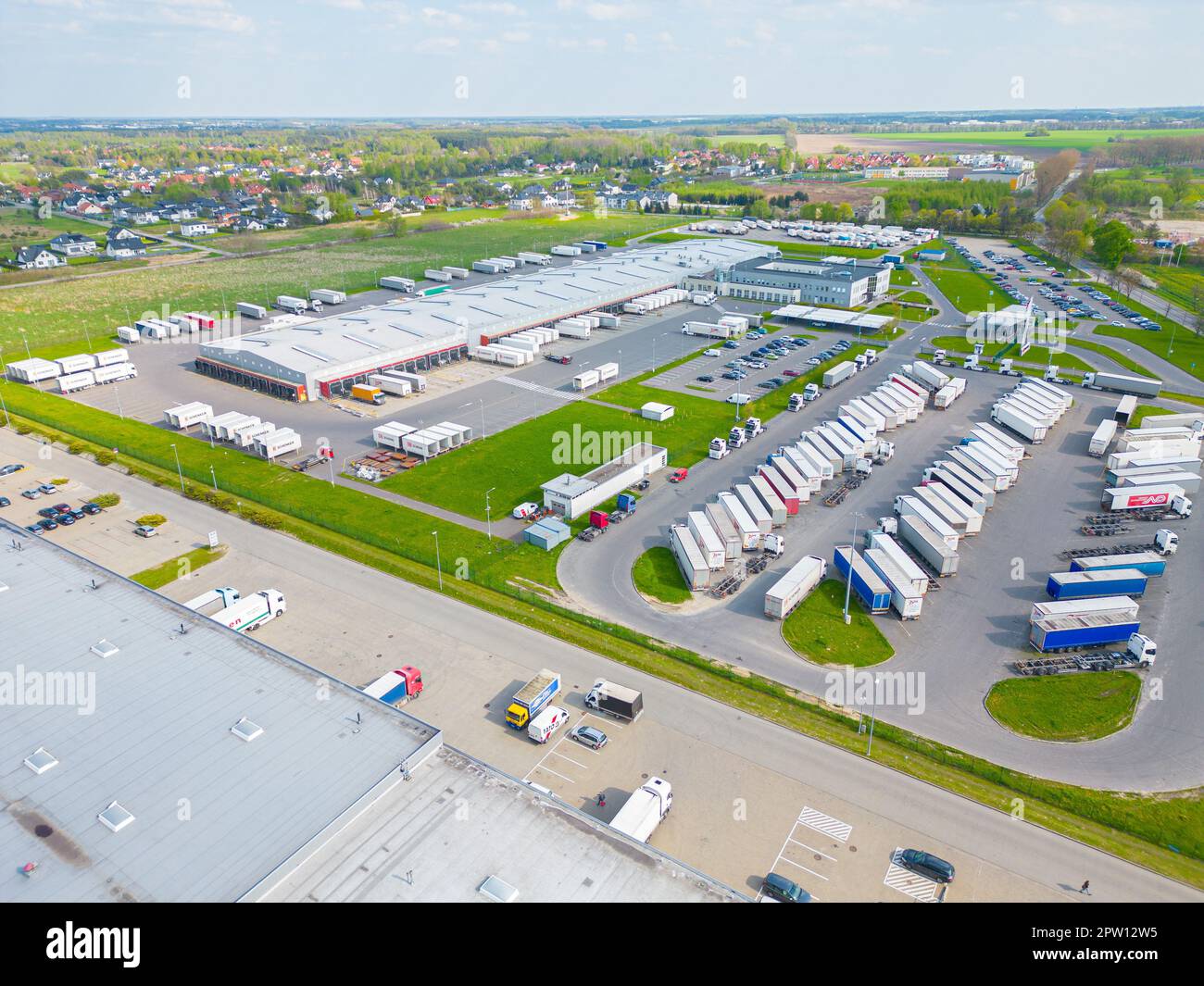 Parc logistique avec entrepôt. Semi-remorques camions debout sur le ...