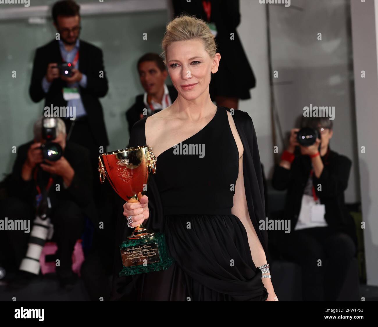 VENISE, ITALIE - SEPTEMBRE 10 : Cate Blanchett pose avec le Coppa Volpi ...